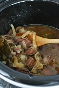 Hachee uit de slowcooker recept - OhMyFoodness