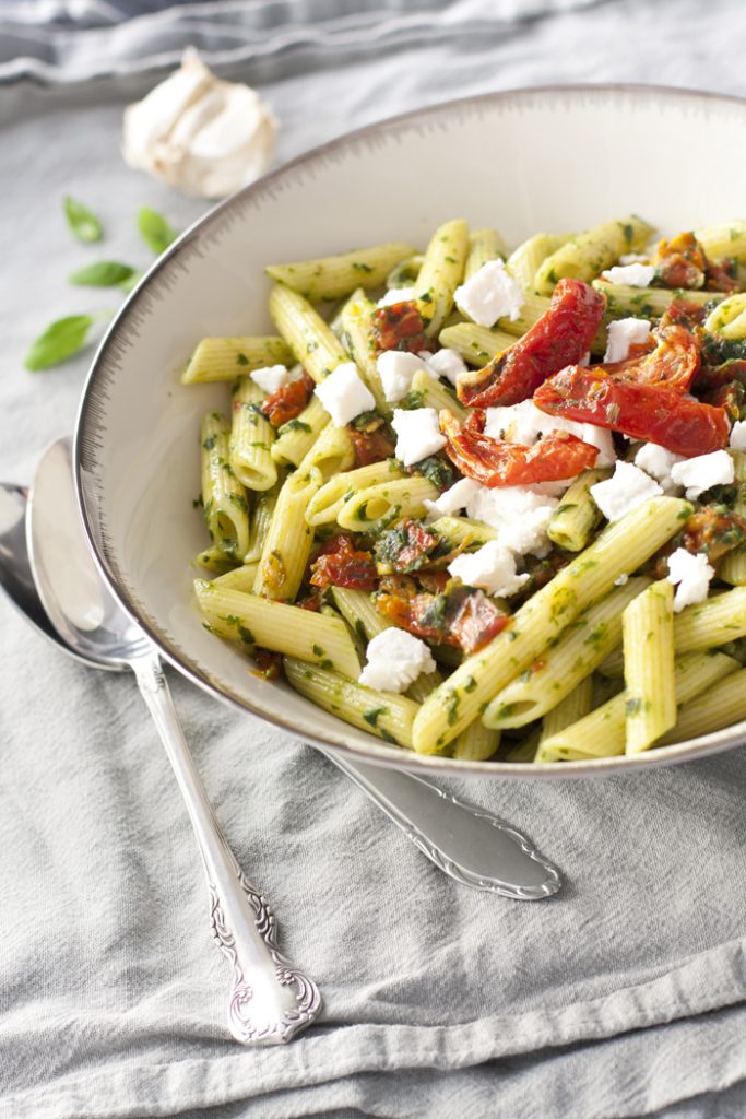 Pasta pistou met geitenkaas en gemarineerde tomaatjes - OhMyFoodness