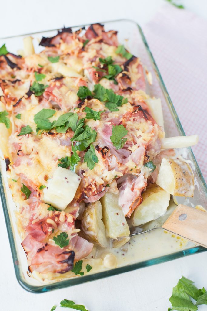 Gegratineerde ovenschotel met witte asperges en beenham - OhMyFoodness