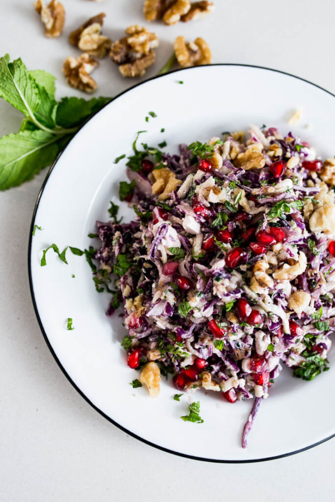Rode koolsalade met walnoten en granaatappelpitjes - OhMyFoodness