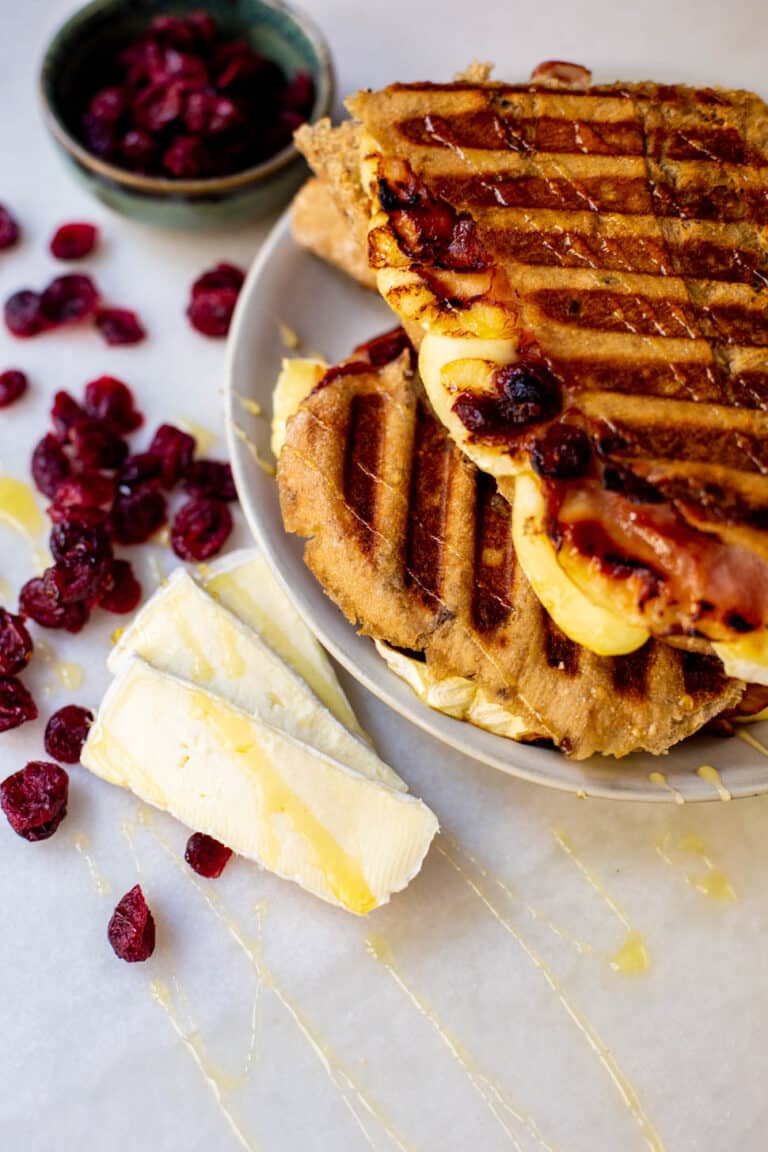 Panini's met Brie, Bacon en Cranberry's - OhMyFoodness