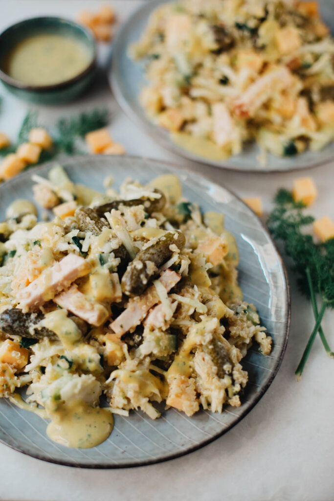 Witte koolsalade met oude kaas, gerookte kip en mosterd-dilledressing ...