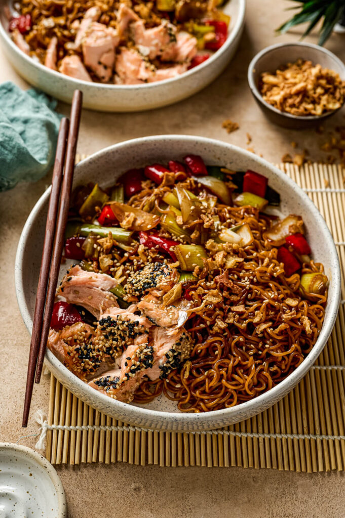 Snelle noedels met zalm en ketjap - OhMyFoodness
