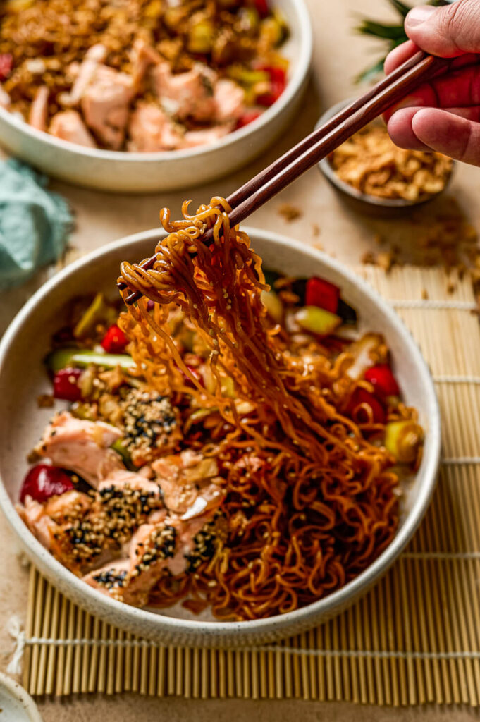 Snelle noedels met zalm en ketjap - OhMyFoodness