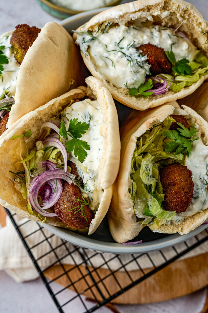Pita falafel recept met Haydari (Fastfood Friday) - OhMyFoodness