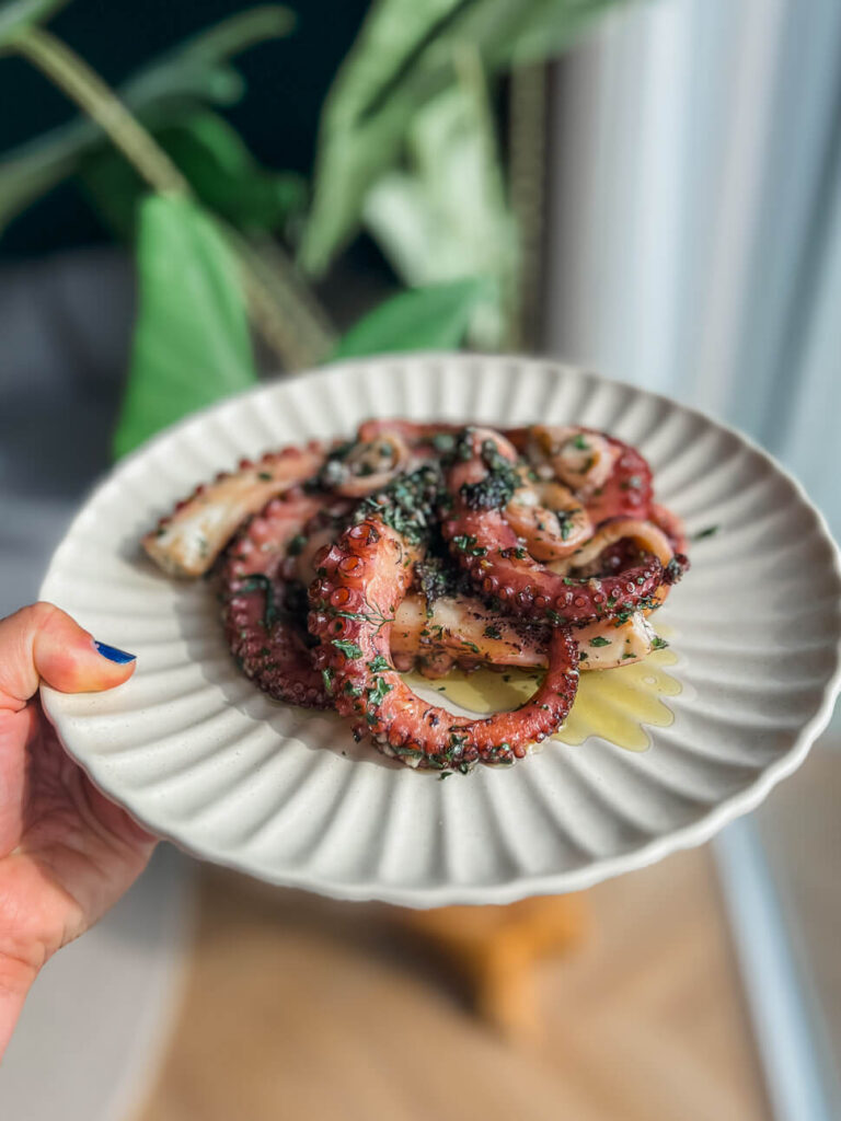 Gegrilde octopus met kruidenolie - OhMyFoodness
