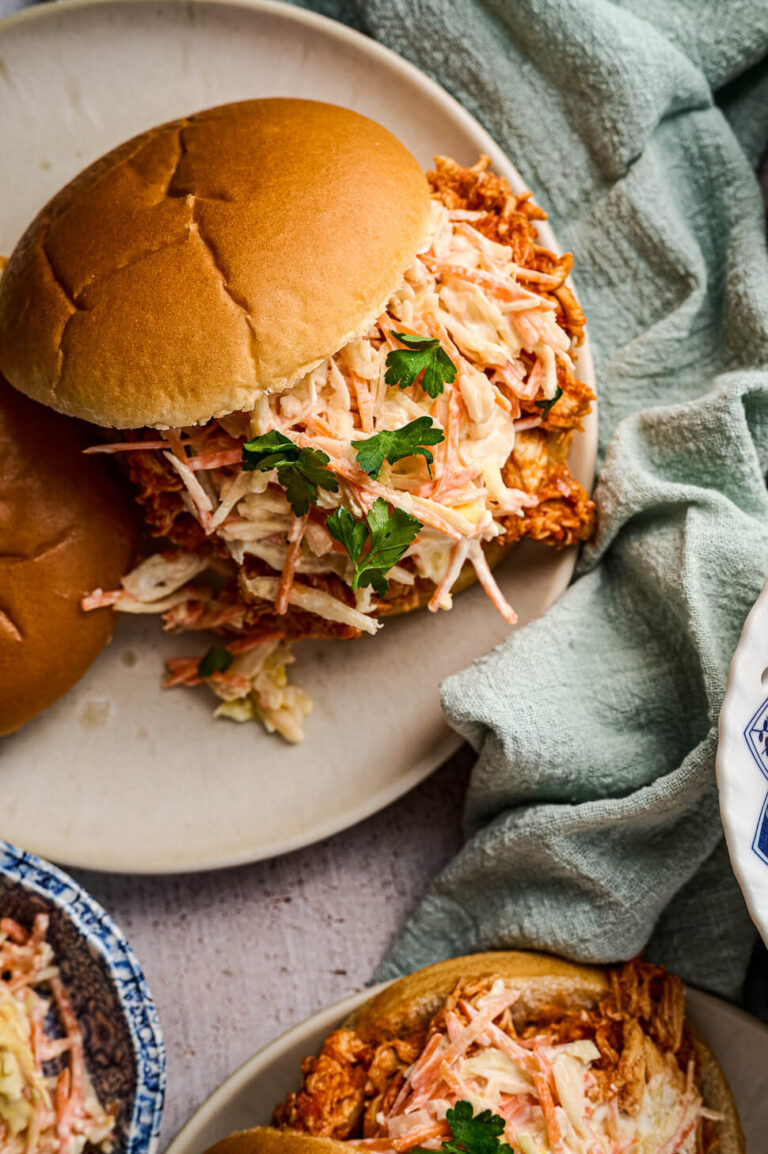 Broodje pulled chicken met coleslaw - OhMyFoodness