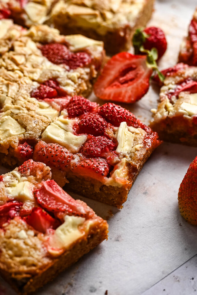 Blondies met witte chocolade & aardbeien - OhMyFoodness