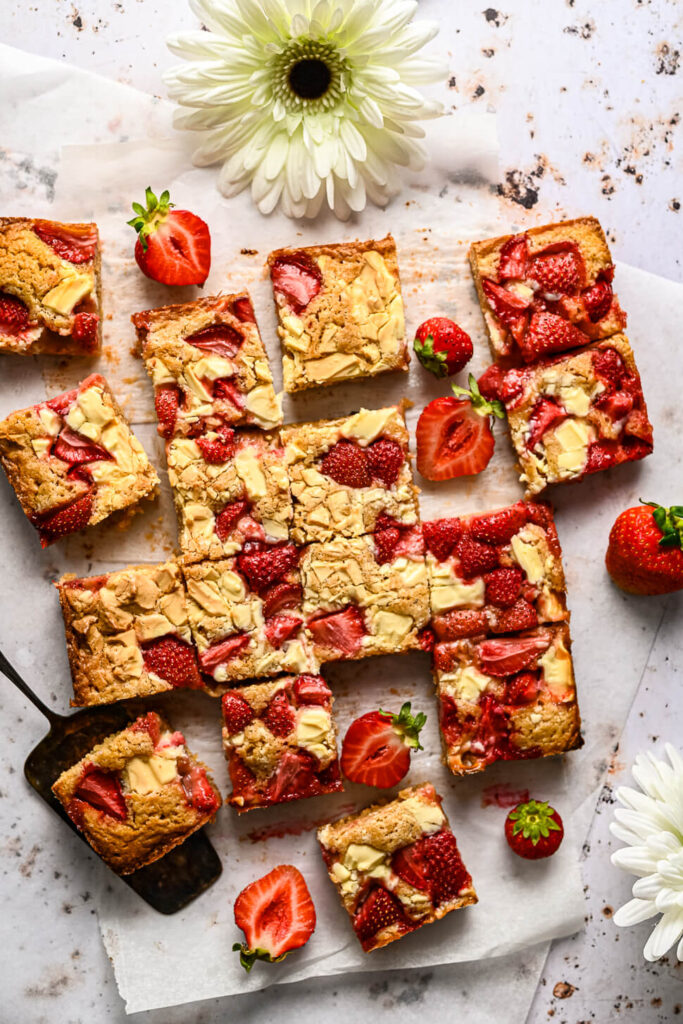 Blondies met witte chocolade & aardbeien - OhMyFoodness