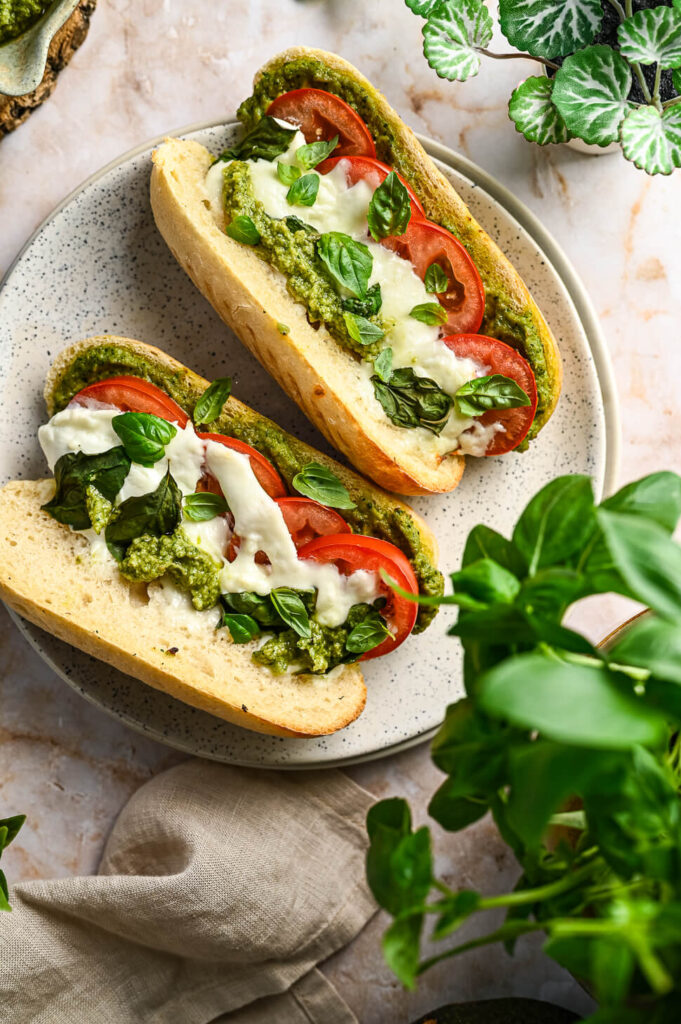 Caprese panini met avocado pesto - OhMyFoodness